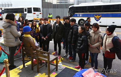 15일 오후 서울 종로구 일본대사관 앞 평화의 소녀상에 오마이포토