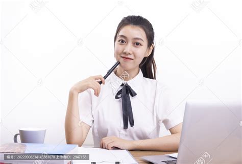 正在上网课的女学生青年少年人物百态摄影汇图网