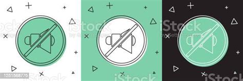 흰색과 녹색 검은 색 배경에 격리 된 스피커 음소거 아이콘을 설정합니다 사운드 아이콘이 없습니다 볼륨 오프 기호입니다 벡터