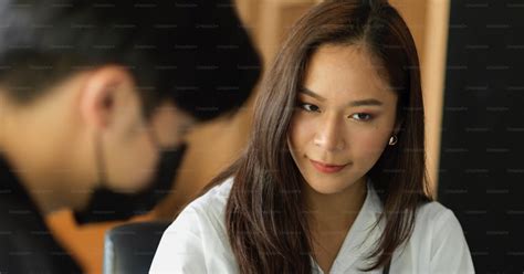 진지한 청년 환자는 자신의 진단에 대해 여성 의사와 상담합니다 의사는 환자에게 의료 정보와 환자의 진단을 설명합니다 사진