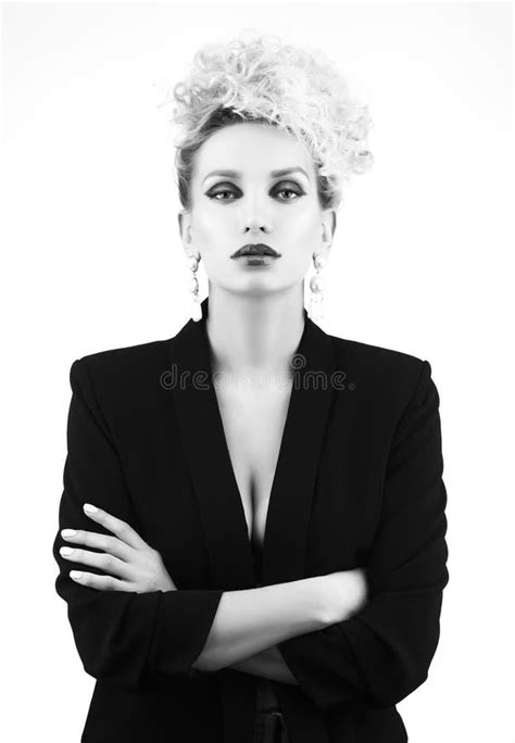 Piękna Blondynka Z Elegancką Fryzurą I Dużymi Piersiami W Spodniach Do