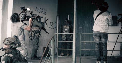 Tv 프로덕션 건전한 엔지니어 군대 군용 장비 낙서 벽 니콘 도시 경관 도시 설정 도시 위치 도시 환경 로케이션 촬영 리스본 무대 뒤에서 미디어 크루