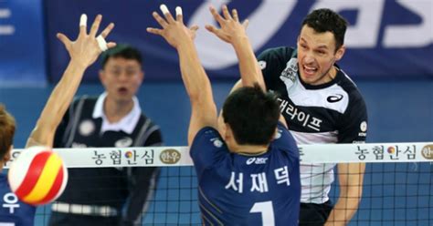 천적 이기고 먼저 웃은 현대캐피탈