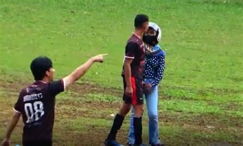 Heboh Istri Nekad Masuk Ke Lapangan Paksa Suami Pulang Saat Main Sepakbola