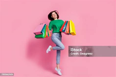 쾌활한 예쁜 사람 점프 손 홀드 패키지 절연 통하고 있는 핑크빛 배경의 전체 길이 사진 20 24세에 대한 스톡 사진 및 기타 이미지 Istock