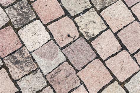 地面に敷き詰められたレンガ調の正方形タイル（テクスチャー）の写真素材 ぱくたそ