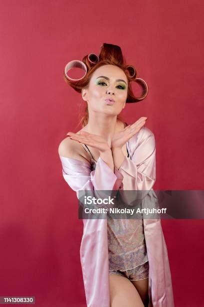 젊은 빨간 머리 여자 Neglige 페이 누아 버 건 디 배경에 포즈 드레싱 가운에서 옷을 입고 머리를 가진 여성 가정 생활에