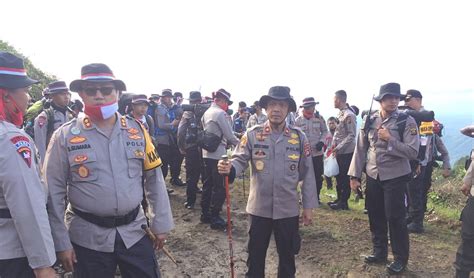 Detail Gambar Pasukan Di Atas Gunung Memegang Bendera Koleksi Nomer 17