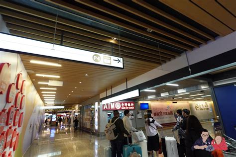 桃園機場p4停車場》航廈內可預約的免留鑰匙室內停車場，預約方式／路線指引／航廈往返路線教學 柒柒夫妻543