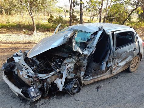 Colisão entre carreta e carro de passeio deixa crianças feridas em