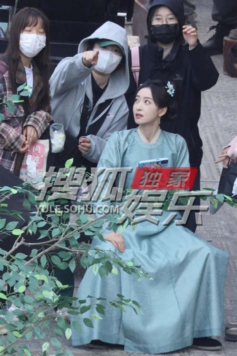 宋茜叉开腿坐着四平八稳很豪气 发现被拍惊讶失色 搜狐大视野 搜狐新闻