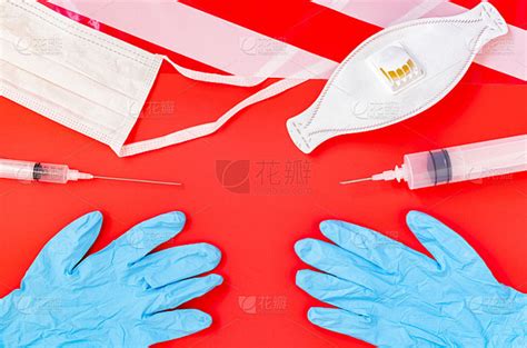 佩戴防护口罩和手套