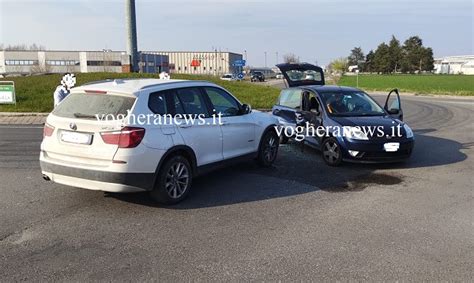 Codevilla 19032023 Scontro Fra Auto Alla Rotonda Lungo La Sp1 Foto