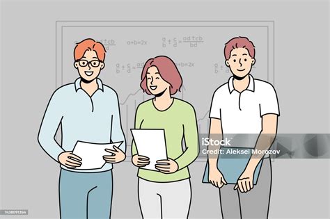 웃는 학생들이 칠판 근처에서 프레젠테이션을 하고 있다 모임에 대한 스톡 벡터 아트 및 기타 이미지 모임 프리젠테이션 연설