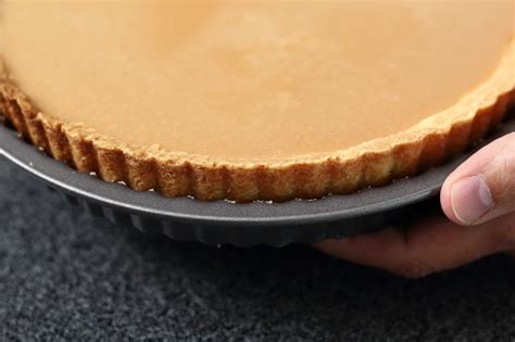 베이킹 주석에서 파이 케이스 출시 보스턴 Banoffee 파이 만들기 달콤한 음식에 대한 스톡 사진 및 기타 이미지 달콤한