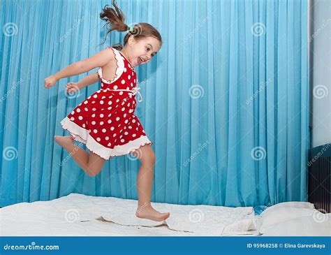 Ragazza Felice Che Salta Sul Letto Fotografia Stock Immagine Di Tela