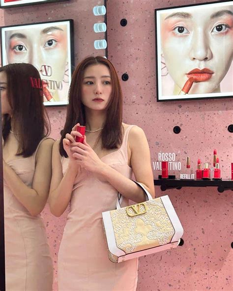 高田里穂さんのインスタグラム写真 高田里穂instagram「maisonvalentino Unboxing Valentino