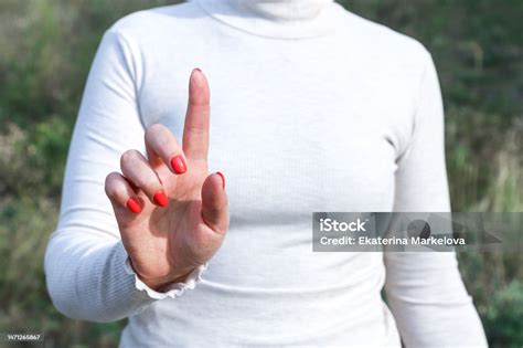 그녀의 집게 손가락으로 무언가를 누르는 여자에 대한 모형 사진 주의 제스처로 손가락을 올린 손 30 39세에 대한 스톡 사진 및