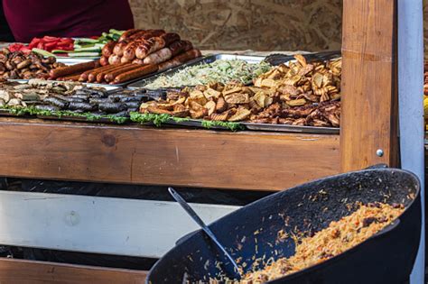길거리 음식 요리 시장 축제 이벤트에 구운 야채 생선과 고기 건강한 테이크 아웃 식사 요리 뷔페 0명에 대한 스톡 사진 및 기타 이미지 Istock
