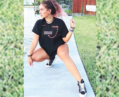 Hija De Chayanne Es Furor Por Sus Piernas