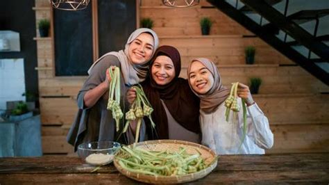 Cuma Rebus 30 Menit Begini Cara Masak Ketupat Agar Cepat Matang Dan