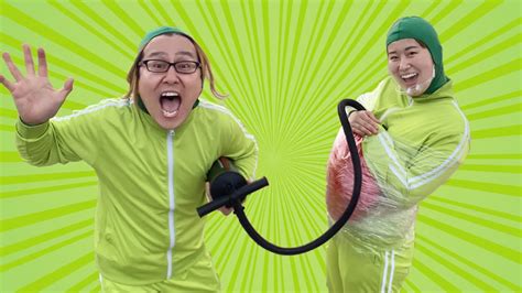 Balloon Pop Saranrap Escapeスーパー巨大風船全身タイツラップぐるぐる巻きからの脱出 イン冬の海！ Youtube