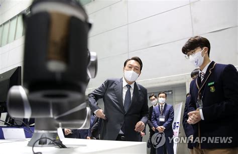 로봇팔을 활용한 커피 제작 과정 관람하는 윤석열 대통령 연합뉴스