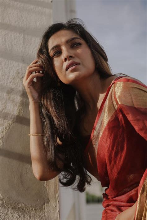 Actress Vani Bhojan Latest Saree Photos Chennaionline