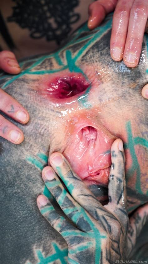 Alt Lesbians Anuskatzz And Ceci Milkymouzz Has Fun Playing Extreme Anal