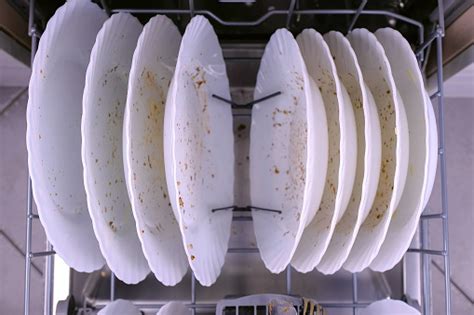 식기 세척기의 흰색 더러운 접시와 주방 용품바구니를 밀어 넣습니다 가사 집안일에 대한 스톡 사진 및 기타 이미지 가사 집안일