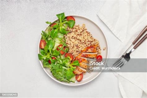 접시에 칠면조 필렛 이나 닭고기 퀴노아와 야채 샐러드 다이어트 컨셉 푸드 맨 위 보기입니다 0명에 대한 스톡 사진 및 기타