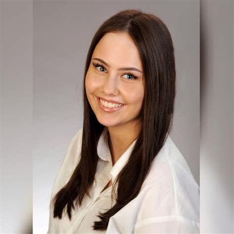 Julia Helfrich Front Desk Management First Day Founding Gmbh Xing