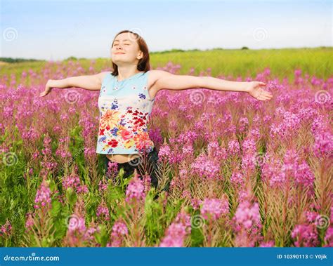 Chica Joven En Campo Imagen De Archivo Imagen De Campo