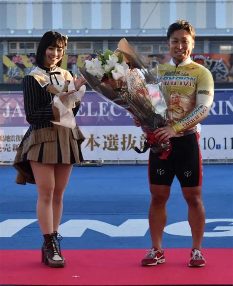 Ske48松本慈子（左）から祝福された郡司浩平 ― スポニチ Sponichi Annex ギャンブル