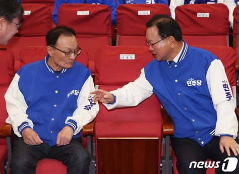 대화 나누는 이해찬·김부겸 상임공동선대위원 뉴스1
