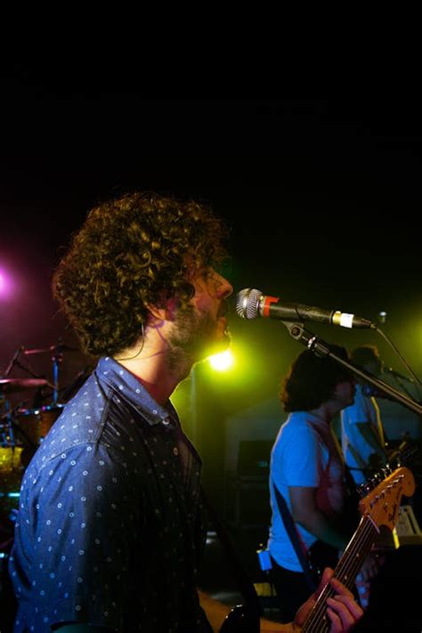 가수 공연 공연가 군중 기타 솔로 기타리스트 나이트클럽 노래하는 노래하다 라이브 공연 라이브 쇼 라이브 엔터테인먼트 라이브 음악 락 밴드 록 음악