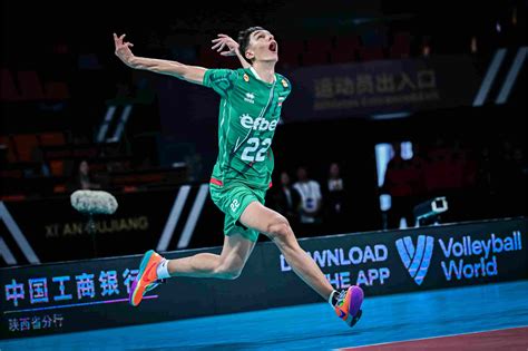 Simeon Nikolov 16 Anos Mostra Seu Cartão De Visitas No Adulto Web Vôlei