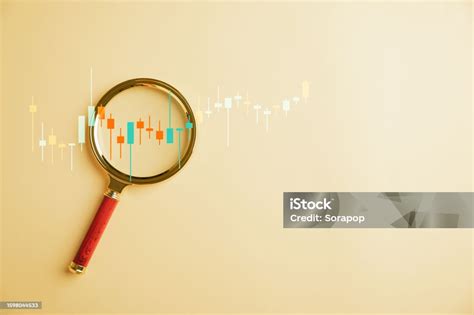주식 시장의 비밀을 밝히는 트레이더는 돋보기로 막대 그래프의 증가하는 화살표를 검사합니다 돋보기 광학 기기에 대한 스톡 사진 및