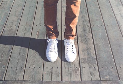 패션 Hipster 멋진 남자 흰색 스 니 커 즈 클로즈업으로 나무 바닥에 서 꼭대기에 대한 스톡 사진 및 기타 이미지
