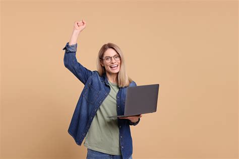 베이지색 배경에 노트북을 가진 감정적인 여자 텍스트를 위한 공간 백인종에 대한 스톡 사진 및 기타 이미지 백인종 사람들 성인 전용 Istock