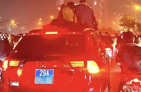 Công An Làm Việc Với Tài Xế Lái Xe Biển Xanh Chở 3 Người Trên Nóc Báo