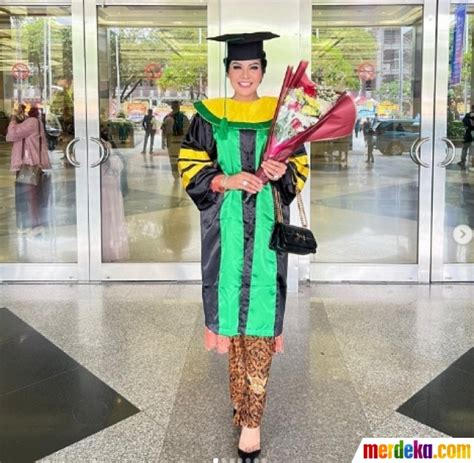 Foto Potret Cantik Kapolsek Netty Rosdiana Saat Wisuda Lulus Dengan