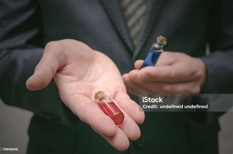 빨간색 이나 파란색 알 약 개념의 선택 올바른 선택입니다 두 약물 이나 스테로이드 개념의 비교입니다 개념에 대한 스톡 사진 및