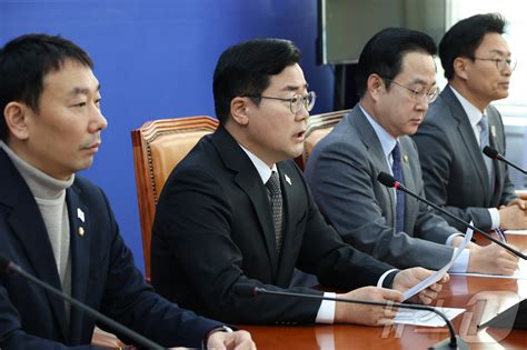 박찬대 한 총리 내란 특검법과 김건희 특검법 즉시 공포해야 뉴스1