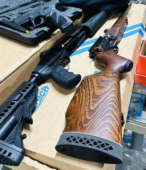 Fiscalização da Polícia Federal em comércio de armas prende dois em