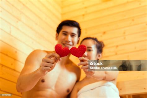 부부는 사우나 스파 건강 개념 잘생긴 젊은 아시아 남자와 여 자가 함께 뜨거운 따뜻한 증기 행복 한 휴식 방에 앉아 아름 다운 휴가에 피부 건강 관리에 대 한 휴식 밸런타인