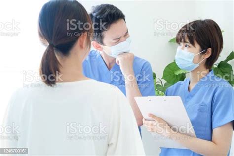 병원에서 아시아 의사 건강 검진 2명에 대한 스톡 사진 및 기타 이미지 2명 건강 진단 건강관리와 의술 Istock