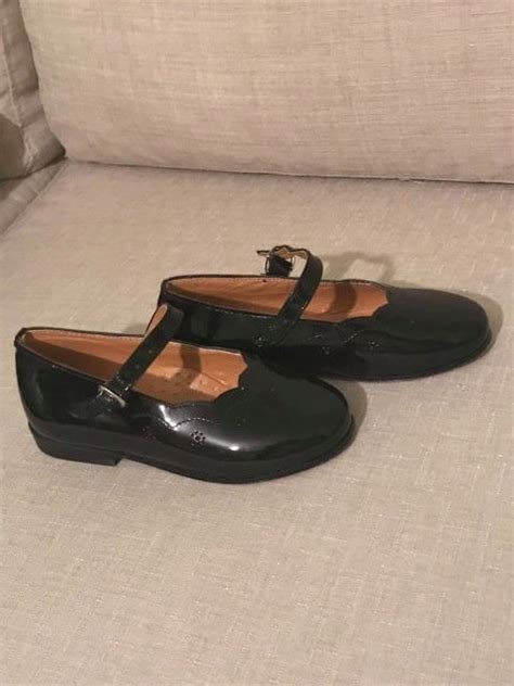 Продам лакированные туфли для девочки новые Италия