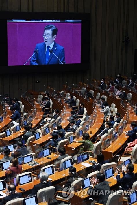 이재명 대표 교섭단체 대표연설 듣는 여야 연합뉴스