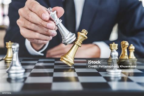 사업 성공 위한 전략을 계획에 도달 하는 체스 게임을 재생 극복 어려움과 달성 목표 비즈니스 전략 승리 관리 또는 지도력 개념에